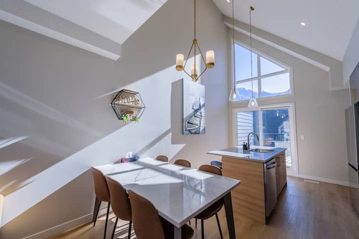 Mountain View/ac/new Townhouse/garage/swim&hottub - Canmore