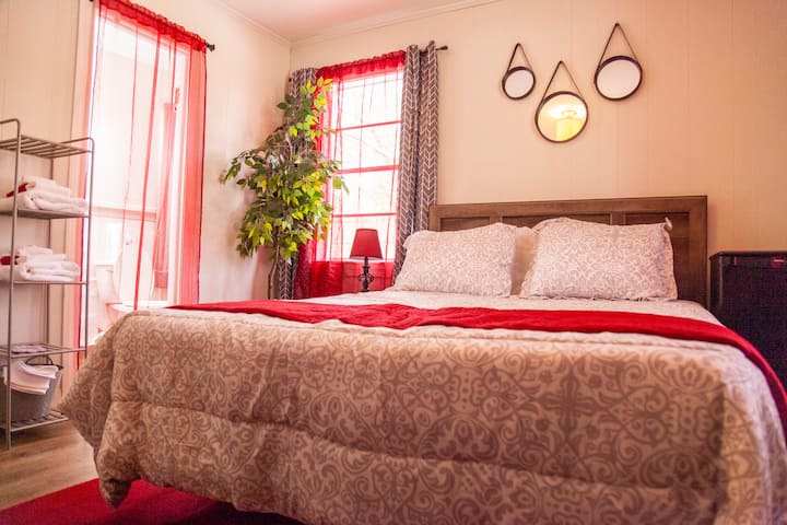 Sunset Haven In The Heart Of Rocky Mount! - Rocky Mount, NC