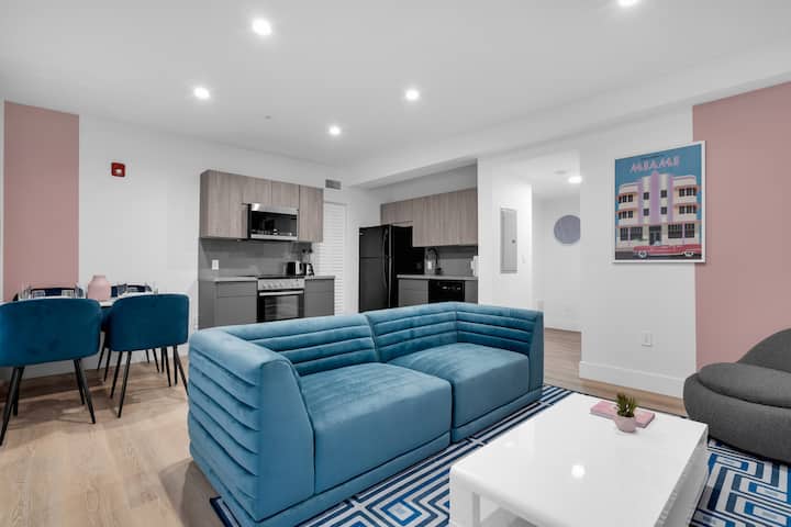 Rosy Suite | Resort And Parking Passes Available - Miami Beach, FL