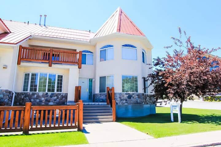 6 Bdr | Sauna | Views , Spacious & Ideal Location - Fernie