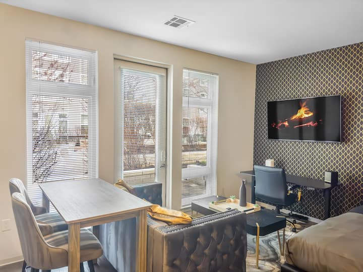 Luxe Studio, King Bed, Fast Wi-fi, Work Desk, Gym - Somerville, MA