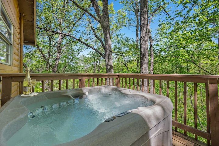 Red Moose Lodge- Hot Tub, Arcade, Air Hockey! - Pigeon Forge, TN