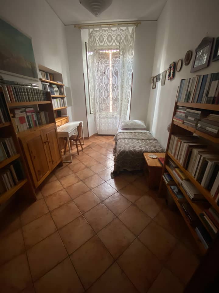 Guest Room For Book Lovers - Castel Gandolfo