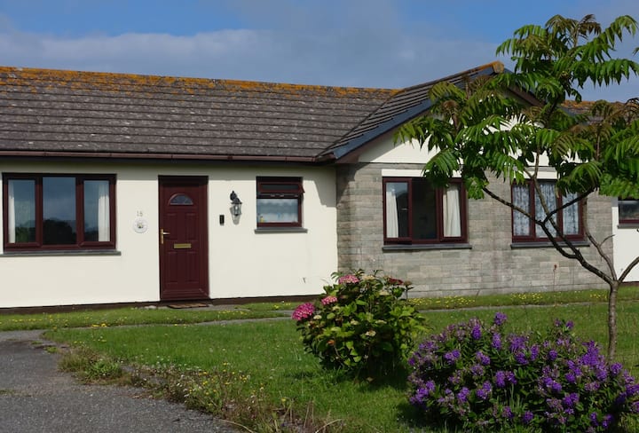 Sunset Cottage 2 Bedrooms & 2 Loos Lizard Base - Poldhu Cove