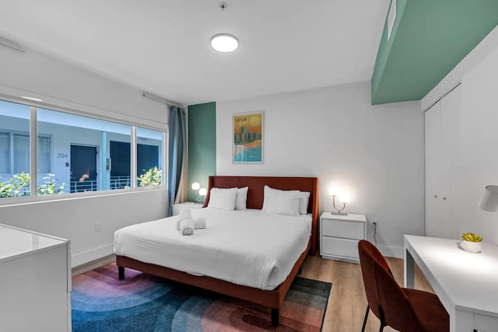 Gatsby Suite With Pool! | Parking Passes Available - Miami Beach, FL