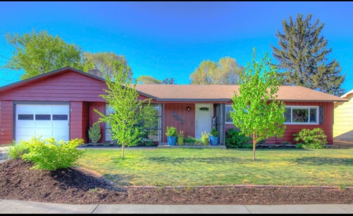 Red Dog Bungalow - Redmond, OR