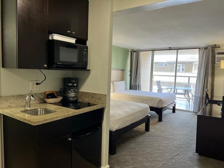 Palm Trees & Fall Dreams - Suitable For 4 - Honolulu, HI