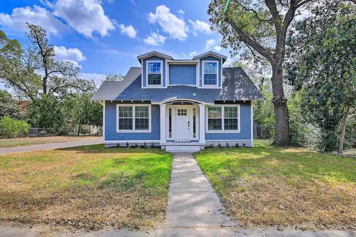 Large Family Cottage Near Main St Shops! Sleeps 12 - Uvalde, TX