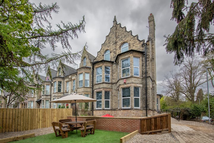 Secret Garden Hot Tub Retreat - Darlington