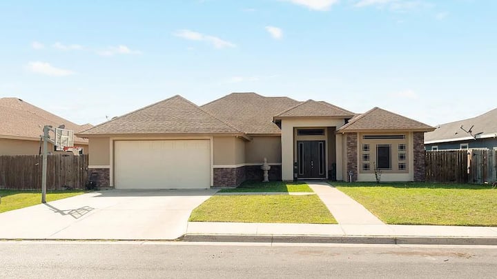 The Oasis- Sleeps 8 W/ Hot Tub (956, Spi, Spacex) - Brownsville, TX