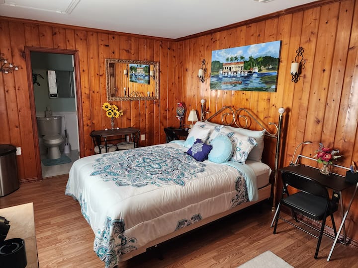 Private Room, Bathroom And Entrance. Queen Bed. - Melbourne, FL