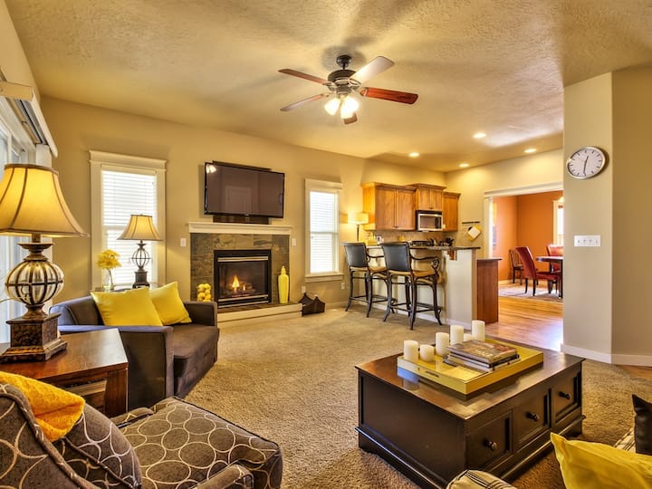 Community Pool/granite/hardwood! - Meridian, ID
