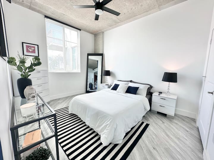 Azul Condo By The Lake - Mid Term Rental - West Palm Beach, FL