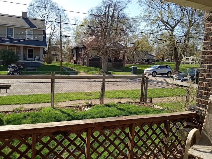 Large Traditional Brick / Quiet Area - Brookfield Township, OH