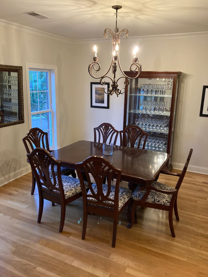 4 Bedroom
3.5 Bath
Sleeps 8 - Oxford, MS