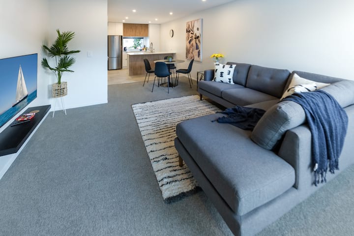 City Lights Retreat With Carpark 2 Bed 2 Bath - Christchurch