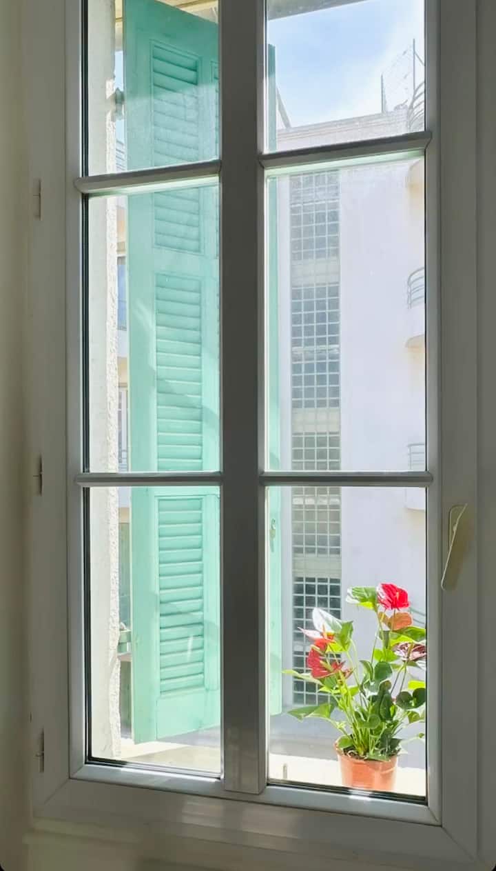 Joy Room - Cassis