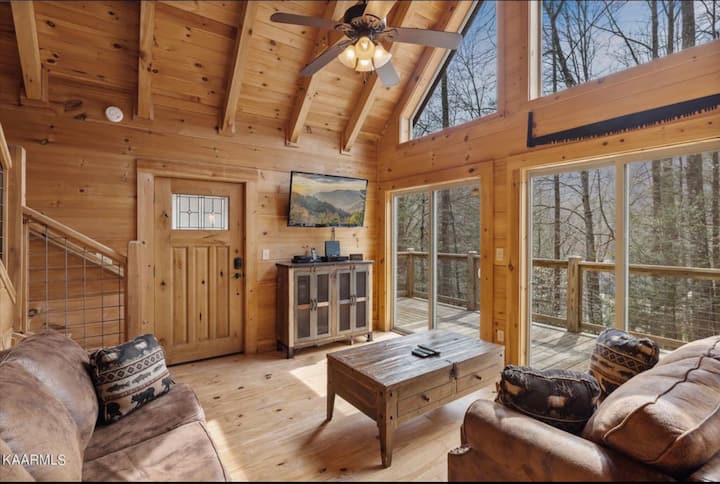 The Blue Bear Cottage - Gatlinburg, TN