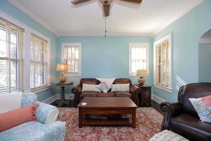 Timeless 1940s Cottage - Pensacola, FL