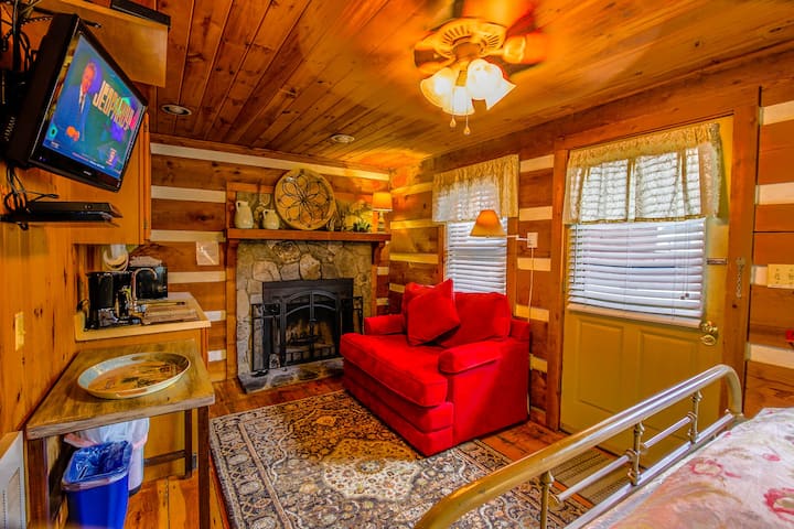 Cozy Cabin On Main St - Blowing Rock, NC
