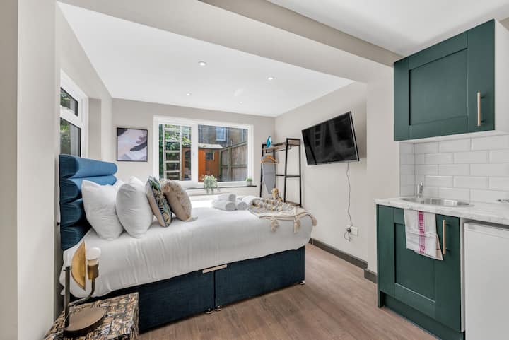 The Ultimate Hangout Spot: Modern Studio - London