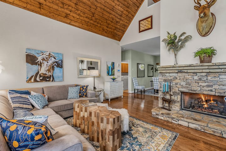 Relax Creekside & Enjoy The Hot Tub! - Lake Jocassee