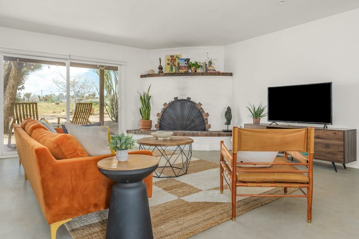 The Desert Belltower: 5 Acre Designer Retreat - Yucca Valley, CA