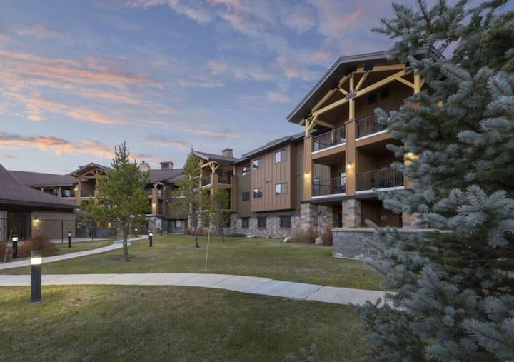 3 Bd Apmt @ West Yellowstone-1 Block To Ynp Gate - West Yellowstone, MT