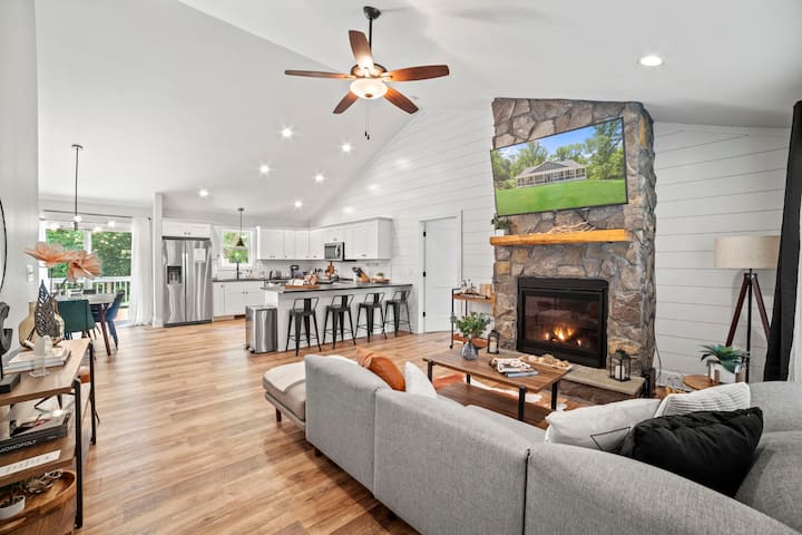 Modern Getaway W/king Beds, Game Room, Hot Tub - Front Royal, VA