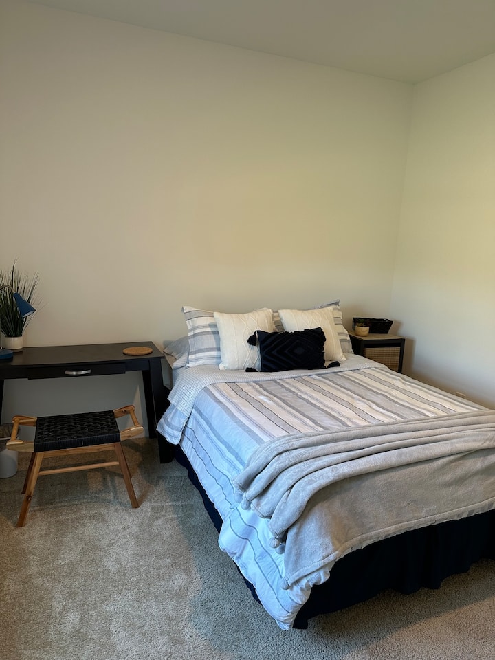 Comfortable Room - Noblesville, IN