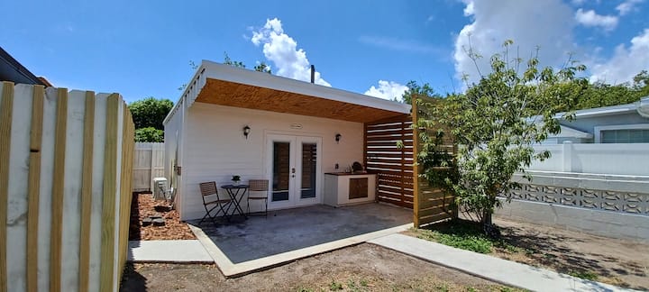 Peaceful & Private Guesthouse For Couple’s Getaway - Tampa, FL