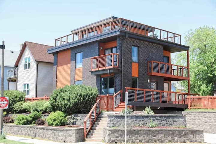 Best View In Milwaukee Modern Home Rooftop Patio - Milwaukee