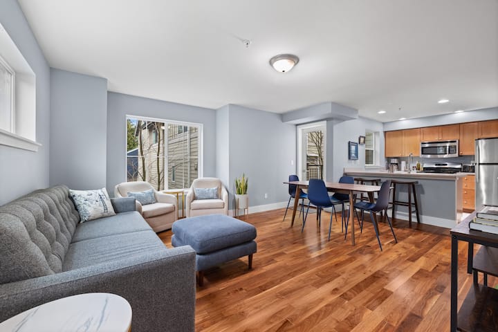 Dog Friendly 3 Br Townhome W/ Olympic Mtn View - Seattle, WA