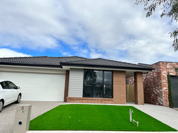 Spacious 4 Bed Home Melton (Near Warrawong Estate) - Melton