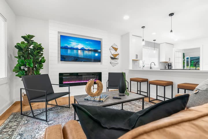 Spacious Uptown Retreat W/ Jacuzzi - Charlotte