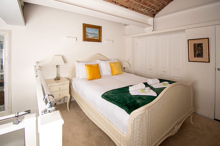 Stunning West End Mews With Patio, Pet Friendly - Glasgow