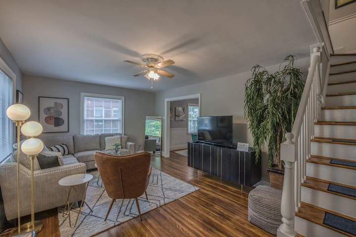 "King Of The Hill!" Downtown Location! Location! - Bristol Motor Speedway