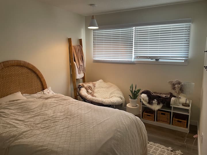 Private Boho Room & Bathroom (Detached) - Regina