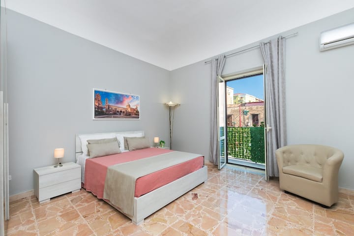 Grande Appartamento  Con Balcone - Palermo