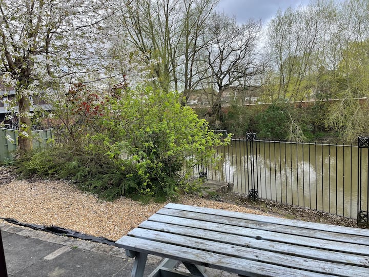 Townhouse For 8 With River Views - York