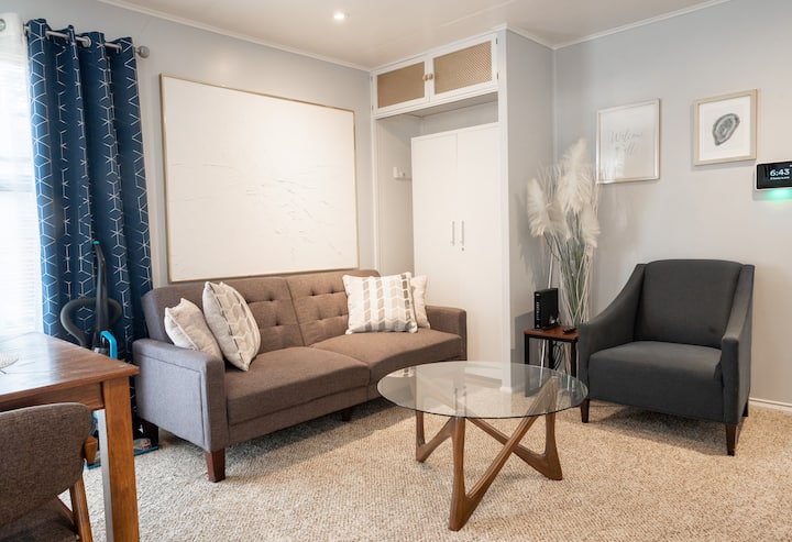Near Downtown • 1 King 1 Queen • 2 Bd/1ba Sleeps 6 - Three Rivers Festival