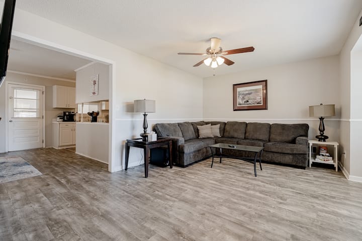 Family & Pet Friendly Home Near I-20/i-26 Sleeps 6 - Lexington, SC