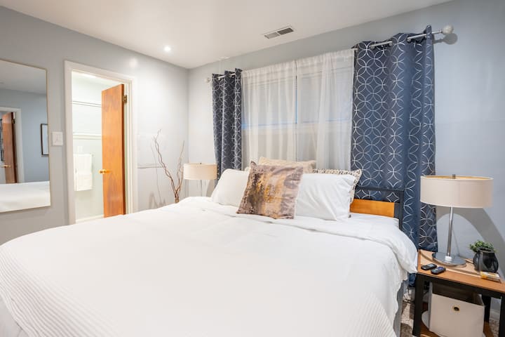 Private Suite & Entrance • King Bed • Fast Wifi - Fort Wayne, IN