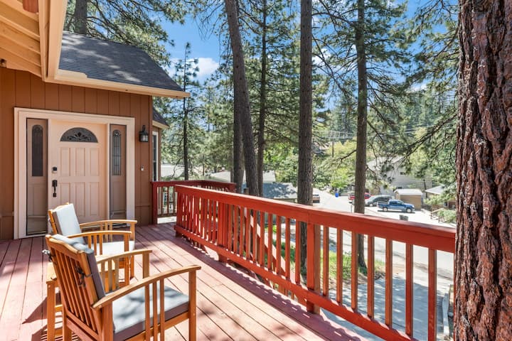 Cozy Cabin Retreat: Fireplace, Deck, Wi-fi, Ski - Running Springs, CA