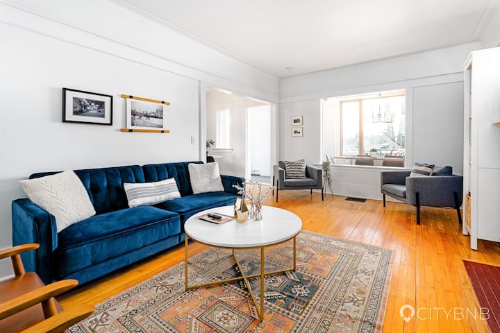 Riverdale | Character Home • Sleeps 5 - Edmonton