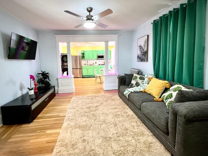 Paradise Apt King-bed Washer&dryer - Providence, RI