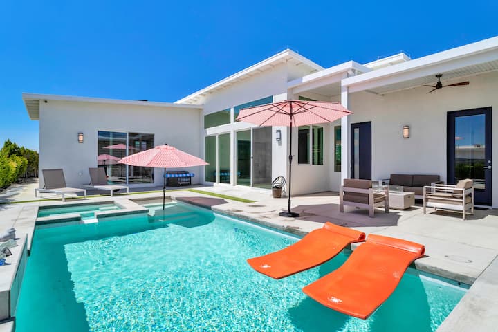 Fun In The Sun - Outdoor Kitchen And Pool Table - Desert Hot Springs, CA