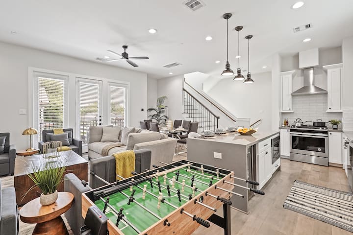 Chic Heights Getaway | Gated Home + Walkable Shops - Houston, TX