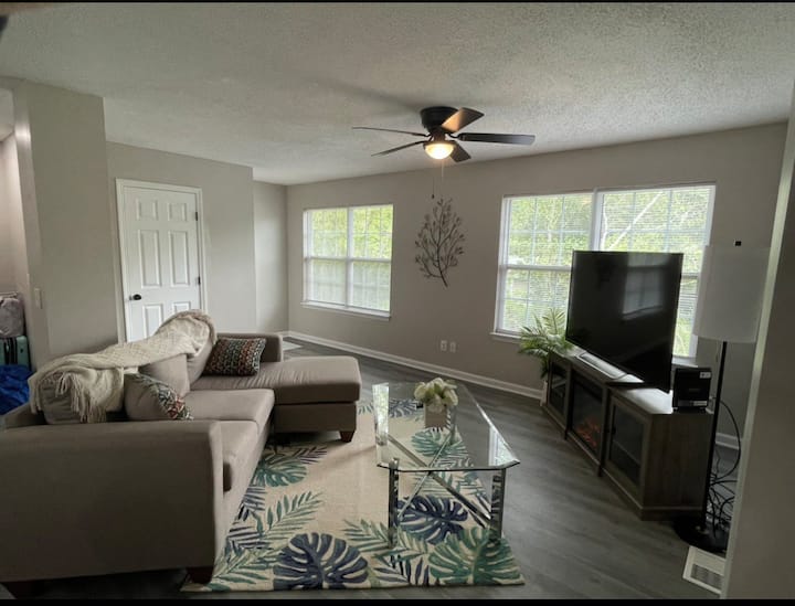 Beautiful Spacious Savannah Home! - Savannah, GA