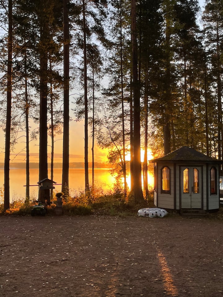 Kaksi Mökkiä Järven Rannalla - Jaala